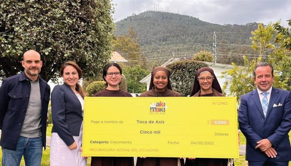 Waki Maki: a hand for others - Omnes