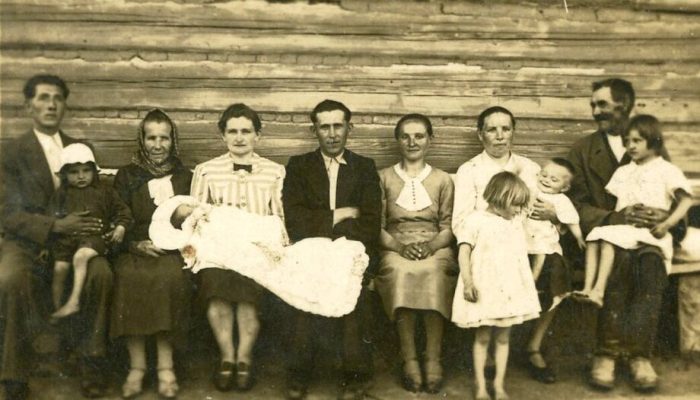 The Ulma family at the altars - Omnes